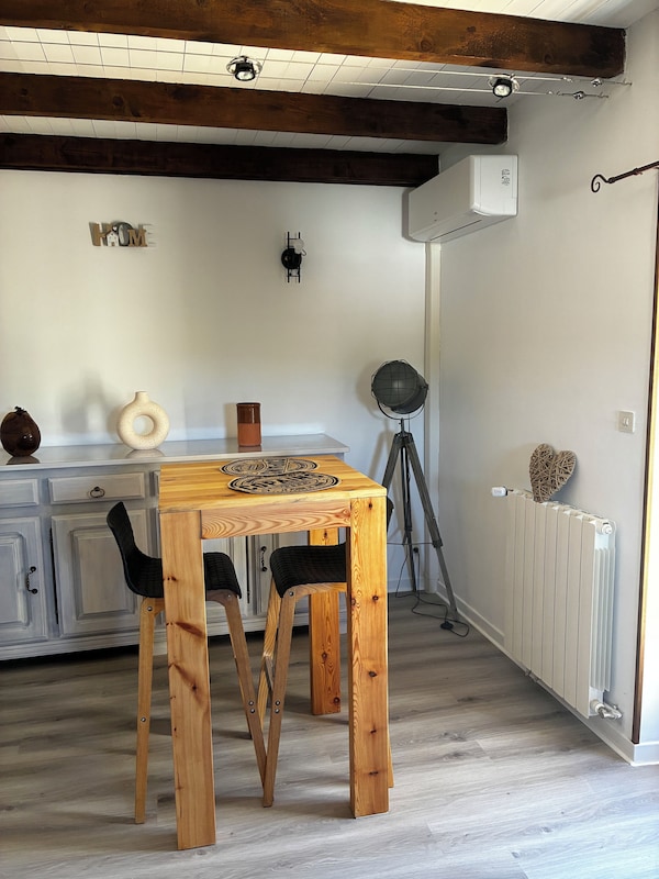South Ardèche Apartment In Quiet Hamlet With Parking, Pets Not Allowed - Barjac