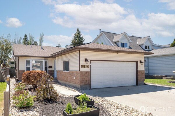 Aldergrove - Sleeps 10 - Hot Tub - Edmonton