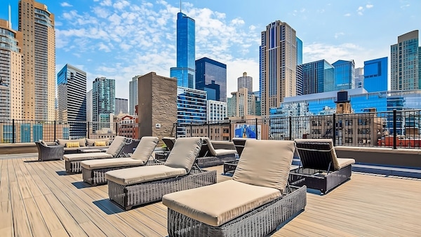 Short Drive To Millennium Park & Willis Tower With Rooftop Lounge - Chicago Loop - Chicago
