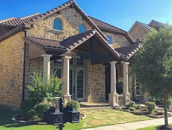 Luxurious 4-bd Mckinney Retreat, Spa-inspired Master, Theater & Heated Pool/spa - Frisco, TX