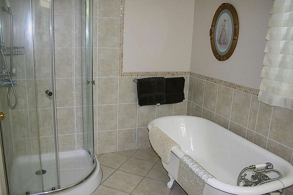 Linden Homestead: Modern Queen Bed B&b Suite In Century Farm House - Prince Edward Island
