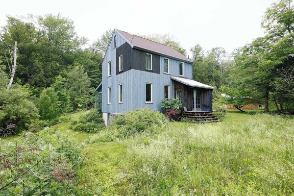 Light-filled Cottage On A Picturesque Dirt Road - Great Barrington, MA