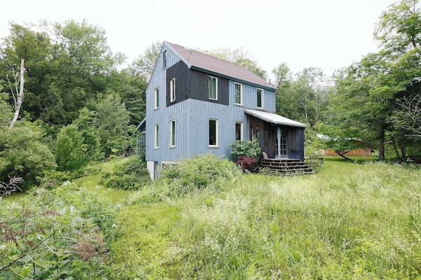 Light-filled Cottage On A Picturesque Dirt Road - Great Barrington, MA