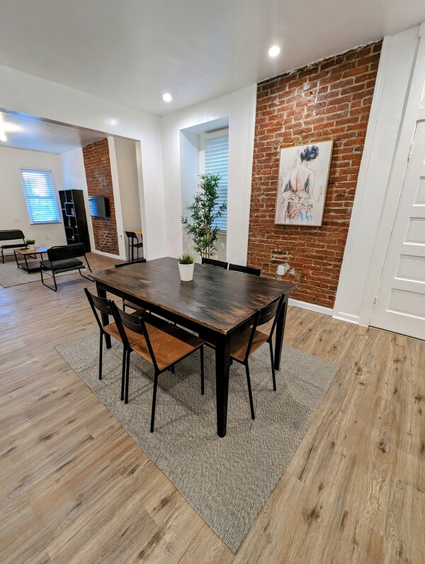 Spacious 4-bedroom/ 2-bathroom House With Wifi And Ac In Charming Pittsburgh - Pittsburgh, PA