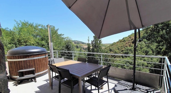 Maison De Vacances 'Château Saint-jean' Avec Vue Sur Les Montagnes, Terrasse Privée Et Wi-fi - Beaujolais