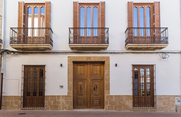 Spacious 7-bedroom, 8-bathroom Townhome With Patio And Rooftop Terrace In Dénia - Ondara