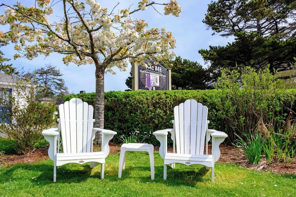 The Courtyard - Premier King Room At Cannon Beach Hotel Collection! - Seaside, OR
