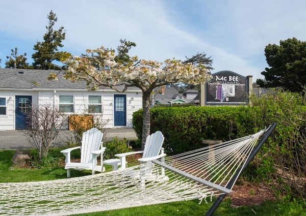 Mcbee Cottage - Standard Queen Room With Kitchenette And Beach Access! - Cannon Beach, OR