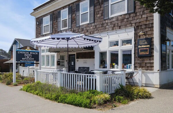 Hearthstone Inn - Lewis Queen Room At Cannon Beach Hotel Collection! Kitchen - Cannon Beach, OR