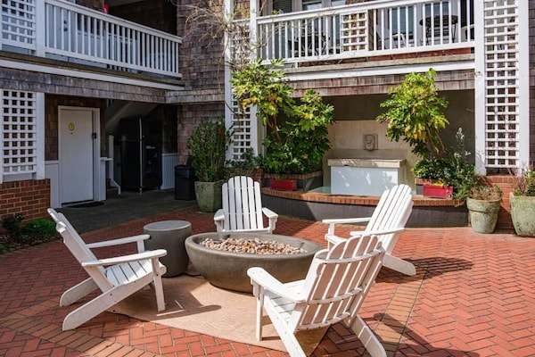 The Courtyard - Classic King Room At Cannon Beach Hotel Collection! Beach Access - Arch Cape, OR