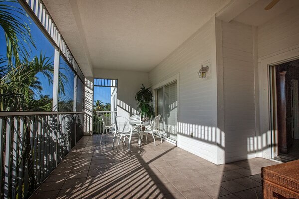Scenic Coastal Views, Olde Marco Inn, Deluxe 2br Suite W/ Balcony - Marco Island