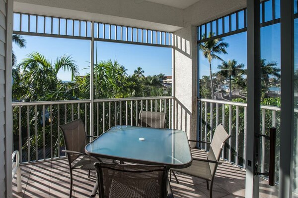 Olde Marco Deluxe 2br Suite W/ Gourmet Kitchen & Modern Coastal Décor - Marco Island, FL