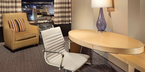 Relaxing Location And Accommodation! Free Parking, Pool, Near Neon Museum - Las Vegas, NV