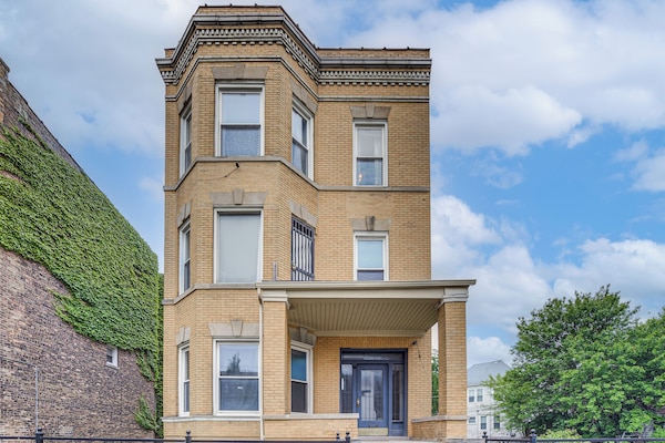 2 Mi To Uchicago: Apt W/ Sunroom & Shared Yard! - Chicago, IL