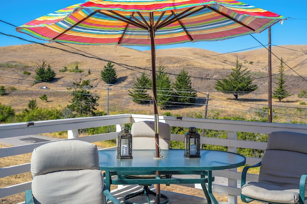 Cambria Vista View/ev Charger/firepit/wi-fi/welcoming 2-bedroom House - San Simeon, CA