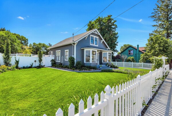 Lafollette - Restored Queen Anne Cottage With Vintage Charm And Modern Amenities - Prineville