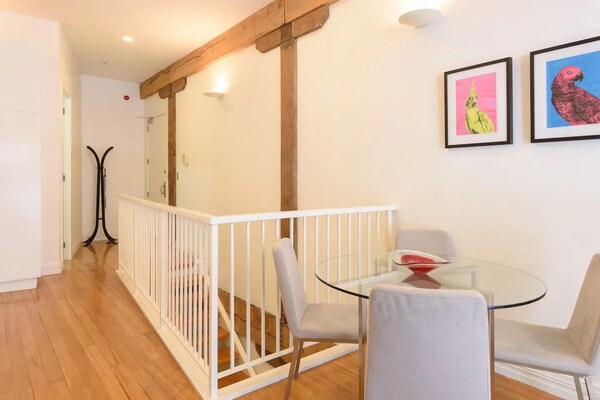 Spacious Light-filled Central Character Apt - So Close To Britomart And The Uni! - Auckland