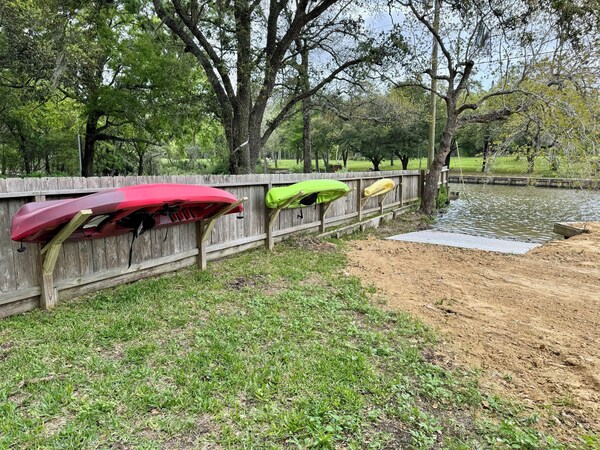 Lakefront Retreat Getaway Gameroom Firepit Fishing - League City, TX