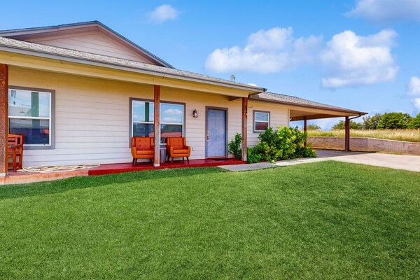 Cozy Home, Close To Lbj With Full Kitchen, Living Room, Patio And Wifi - Kingsland, TX