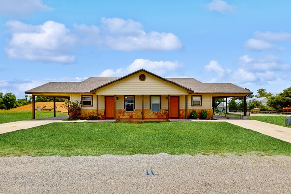 Cozy Home, Close To Lbj With Full Kitchen, Living Room, Patio And Wifi - Kingsland, TX