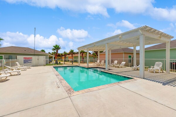 Inviting Coastal Home With Shared Pool And Stocked Pond - Steps To The Beach - Rockport, TX