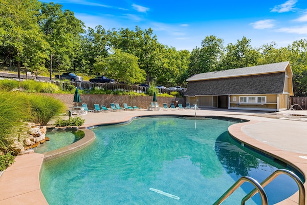 Tranquil Getaway With Pool, Patio, Grill & W/d - Close To Resort & Water - Sunrise Beach, MO