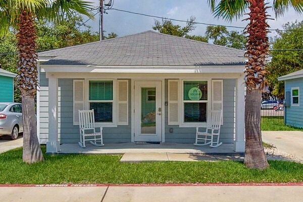 Inviting Coastal Home With Shared Pool And Stocked Pond - Steps To The Beach - Rockport, TX