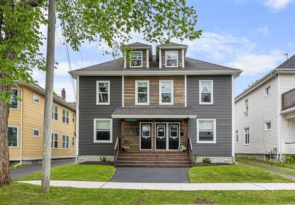 The Big City Stay | Sleeps 10 | Walkable Location - Moncton