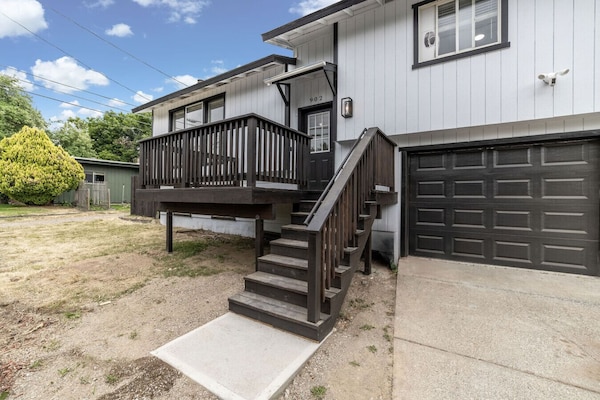 Spacious Family Retreat With Hot Tub, Game Room, Near Lake Cda! Pet Friendly! - 科達倫