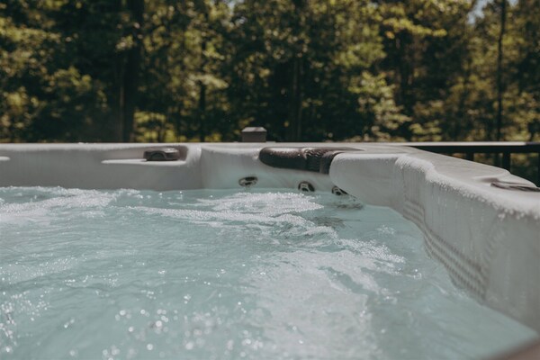 Blue Creek Chalet With Luxurious Beds, Pickleball, Hot Tub, Fireplace, Pool Table & More - Pennsylvania