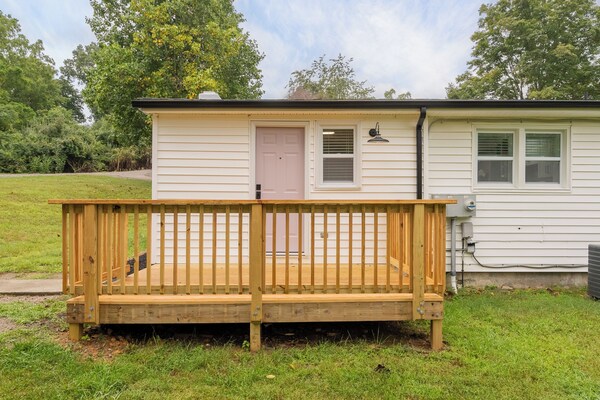 Charming Entry And Spacious Back Deck Surrounded By Nature, Perfect For A Peaceful Getaway. - Blacksburg, VA