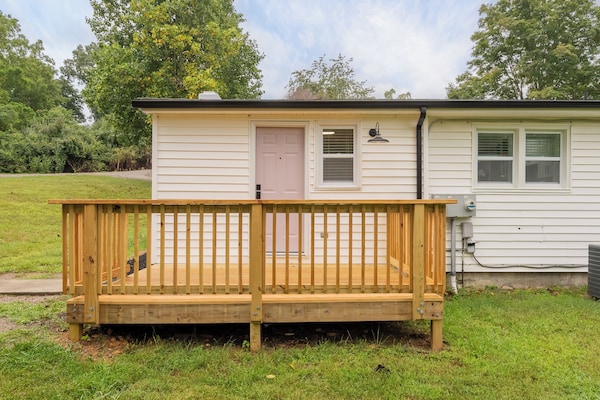 Charming Entry And Spacious Back Deck Surrounded By Nature, Perfect For A Peaceful Getaway. - Blacksburg, VA
