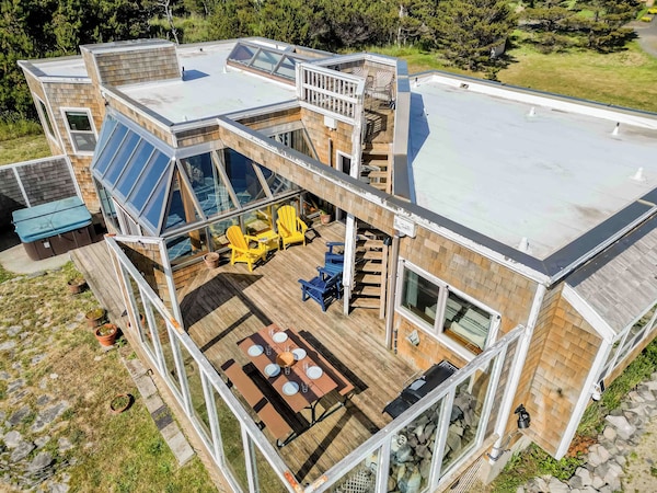 Light-filled Custom Beachfront Home With Game Room, Hot Tub! - Astoria, OR