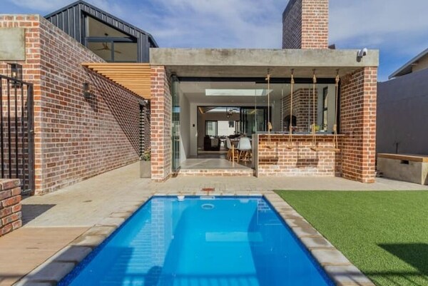 Trendy Family Home, Bright, Mountain Views & Pool - Hermanus