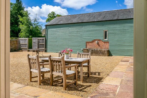 Priory Courtyard - 3 Bedroom Countryside Escape - Bicester