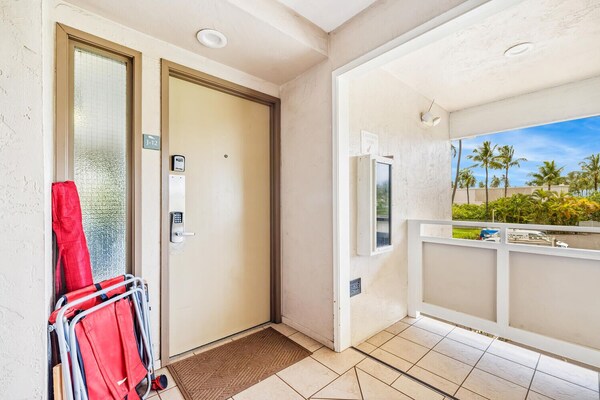 New Listing! Adorable Top Floor Corner Unit Kapaa - Kauai, HI