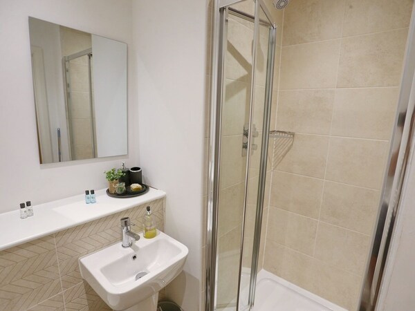 Pets Welcome! Mins From Salford Quays, Uni & Manc | Pass The Keys - Manchester