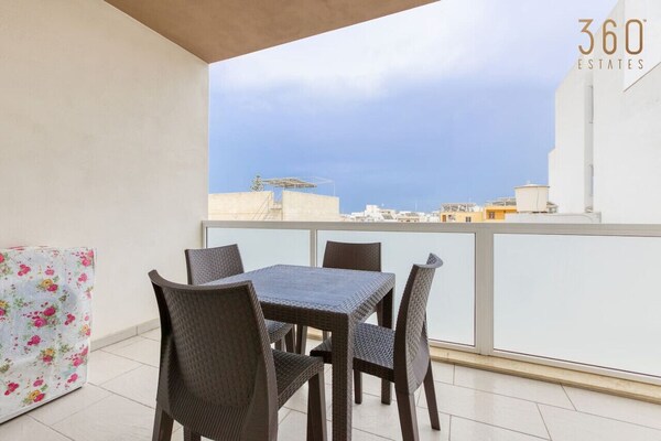 Cosy 3br Home With Balcony & Sofa Bed In Zabbar - Malta