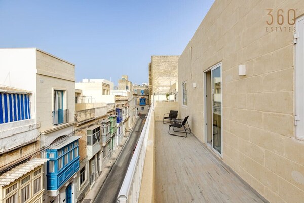 Spectacular 5br Townhouse Located In Sliema - Valletta