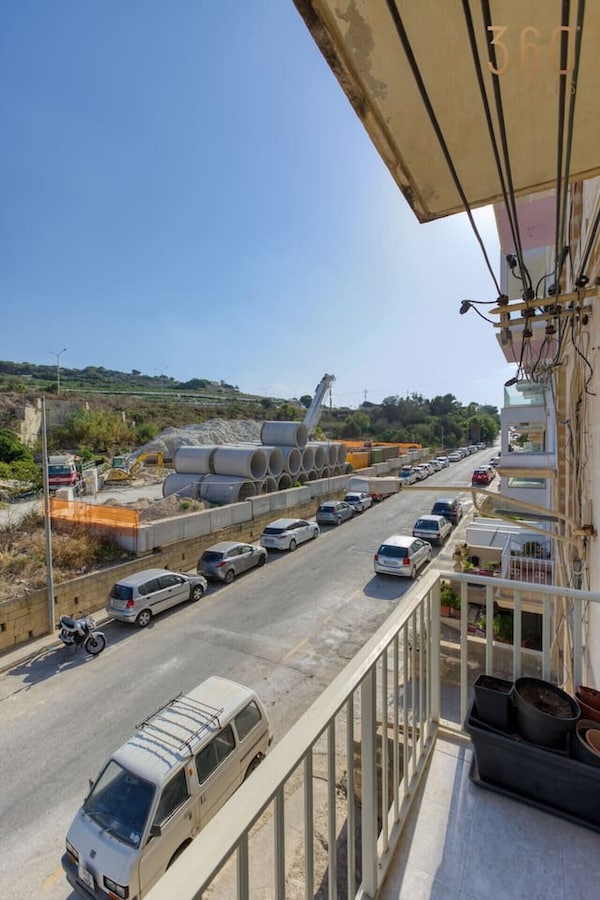 Cosy 1br Apt With Private Balcony In St Pauls Bay - Malta