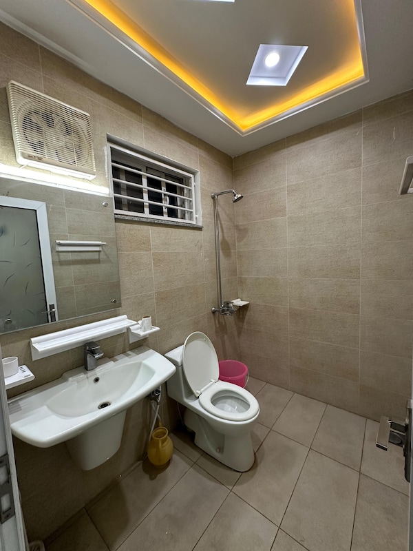 4-bedroom Hotel In Brilliant Islamabad With Wifi,ac,parking Etc Enjoy Your Stay - Islamabad