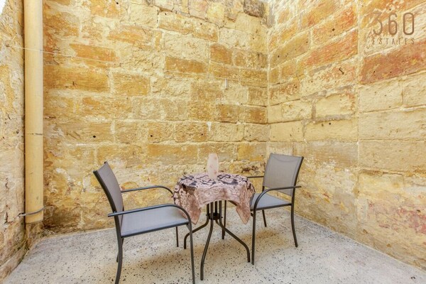 Authentic Townhouse With Backyard In Sliema - Valletta
