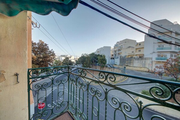 A Central Authentic Townhouse With Rooftop Bliss - Pembroke