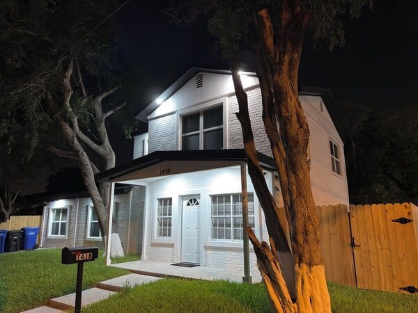 New Listing!\n4 Bedrooms/3.5 Bathrooms - 愛丁堡