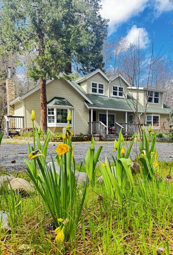 Cottage On River's Edge - Oregon