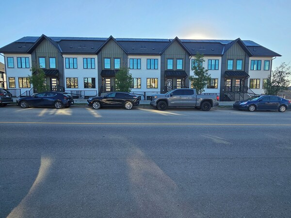 Cozy Townhome With Wifi In Calgary, Near Airport, Stampede, And Access To Banff - アルバータ