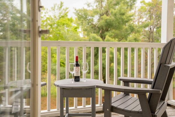 King Suite With Jacuzzi, Pool, Gym, Your Getaway - Horseshoe Valley, ON