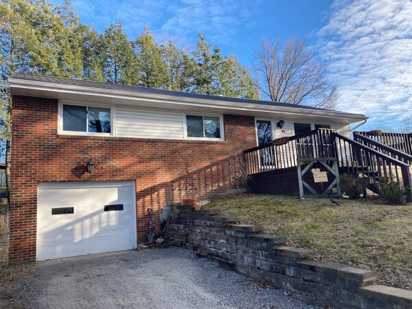 3-bedroom House In Quiet Neighborhood In Indiana, Pa With Wifi, Central Ac/heat. - Indiana, PA