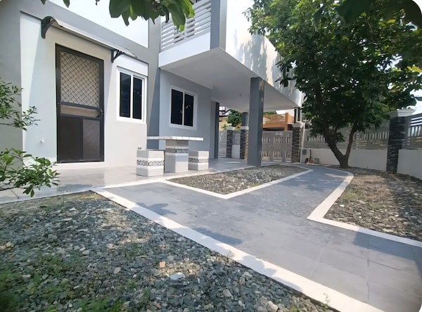 3-bedroom House With A Garden, Located In A Safe, Guarded Village, With Ac. - Cavite