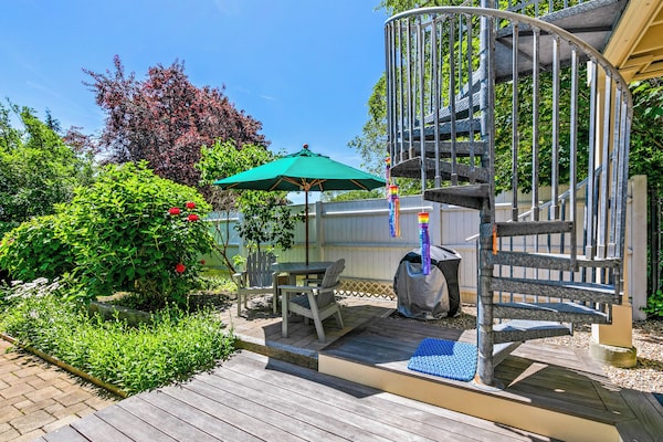 Tiny House Living - Charming Home Steps From West End Beach - Parking, Ac, Patio - Cape Cod, MA